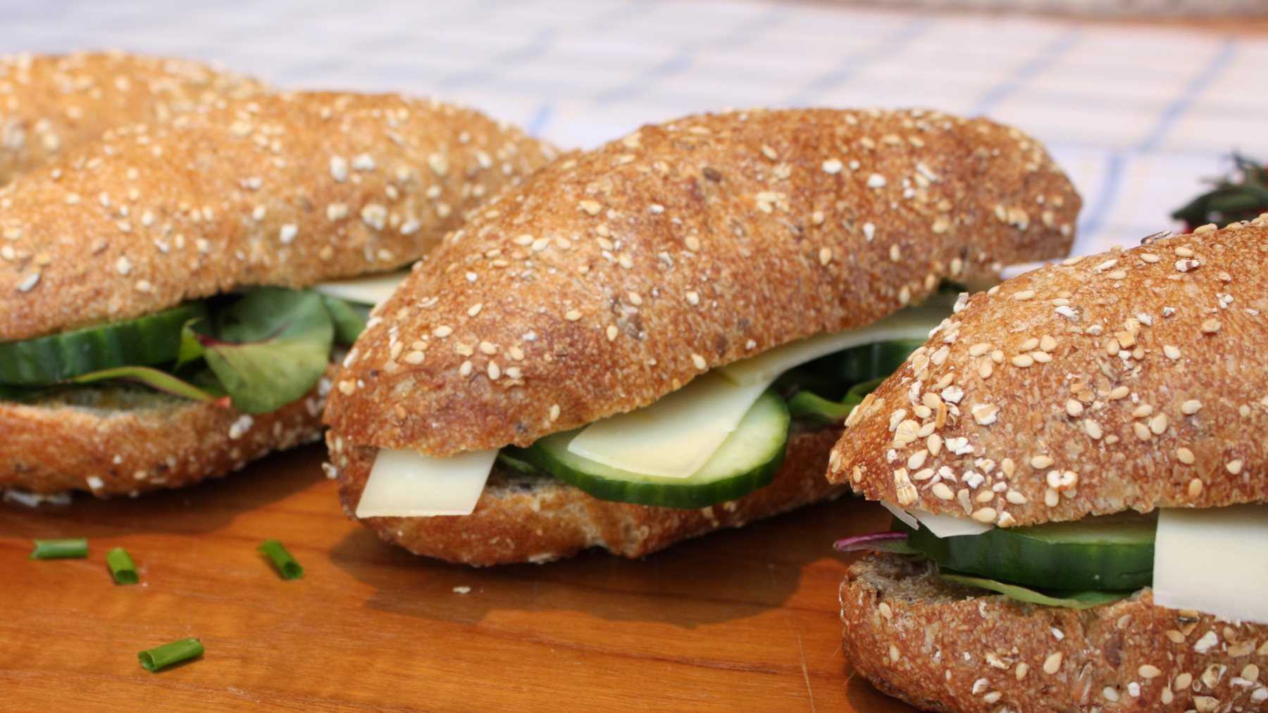Sandwiches fromage et ciboulette avec salade de carottes - Pain Suisse